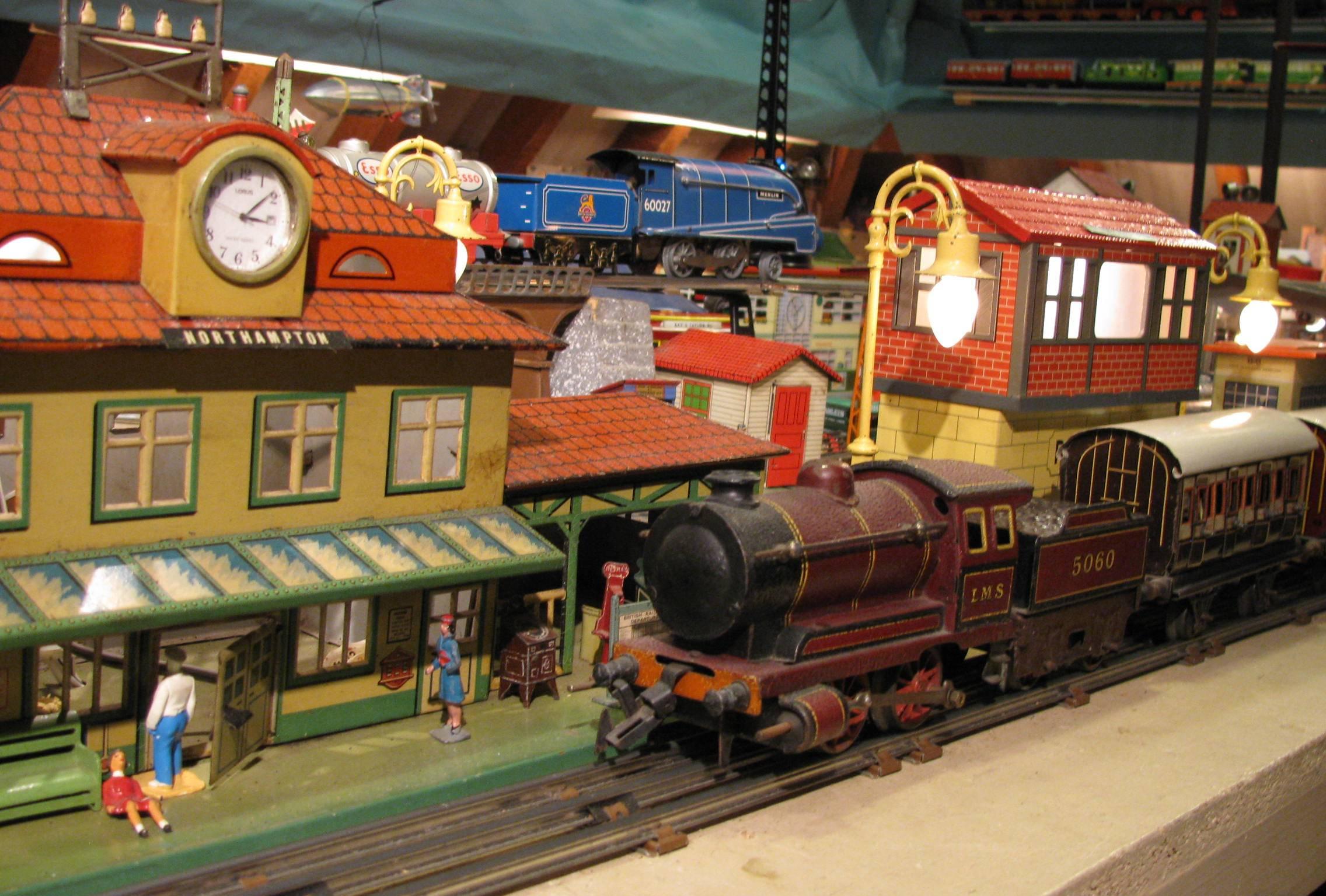 A loft layout in 0 gauge - The Train Collectors Society
